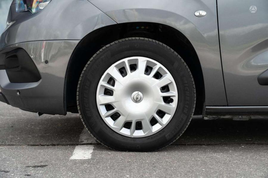 Grey Opel Combo 2022 in Vilnius, with an engine capacity of 1.20 L and mileage of 78 thousand km for 16450 €, photo 8 on AUTOMOTO.COM.LV