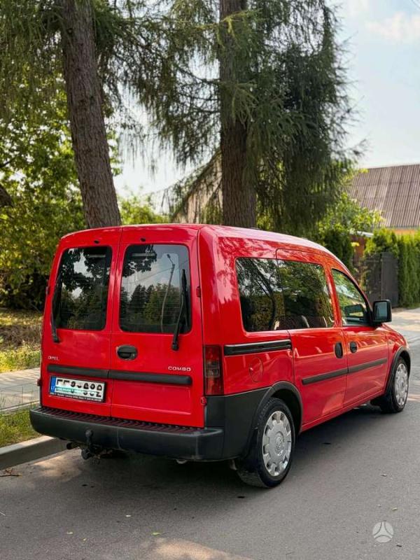 Red Opel Combo 2010 in Vilnius, with an engine capacity of 1.36 L and mileage of 175 thousand km for 1850 €, photo 4 on AUTOMOTO.COM.LV