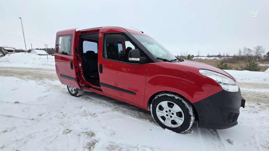 Red Opel Combo 2014 in Klaipeda, with an engine capacity of 1.60 L and mileage of 275 thousand km for 4290 €, photo 9 on AUTOMOTO.COM.LV