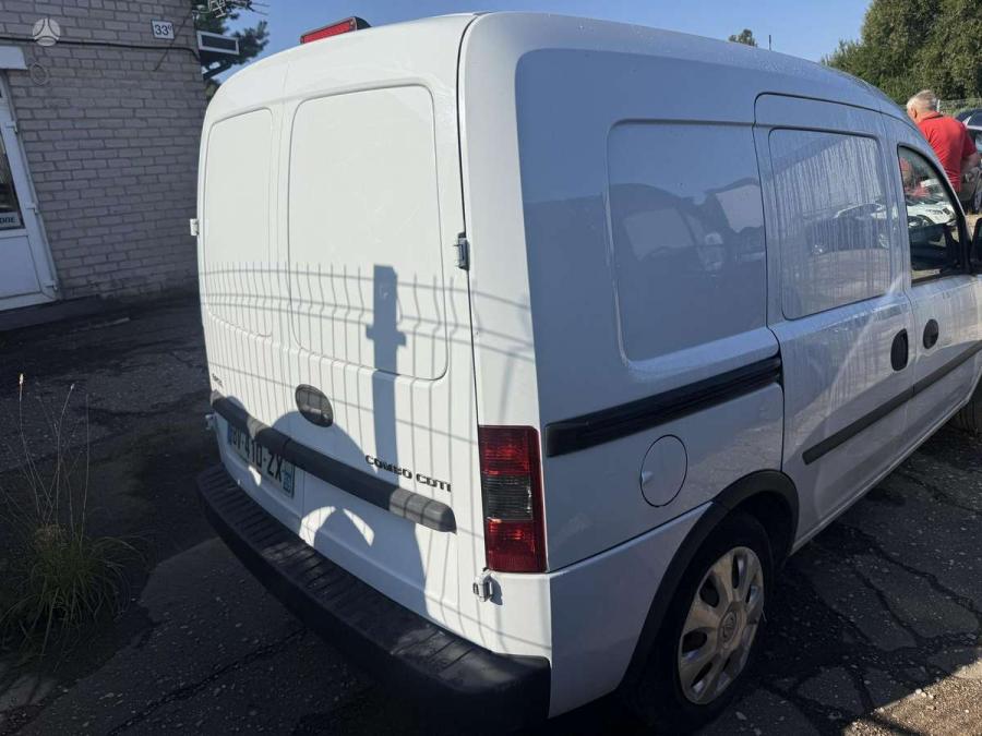 White Opel Combo 2010 in Telschi, with an engine capacity of 1.30 L and mileage of 250 thousand km for 2239 €, photo 5 on AUTOMOTO.COM.LV