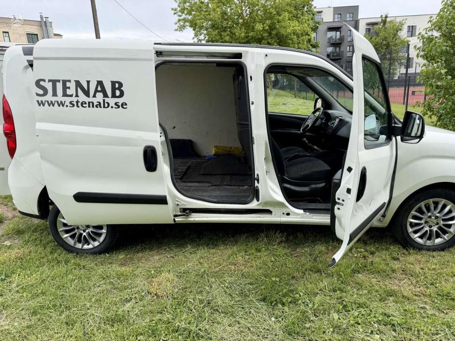 White Opel Combo 2016 in Kaunas, with an engine capacity of 1.30 L and mileage of 168 thousand km for 3800 €, photo 9 on AUTOMOTO.COM.LV