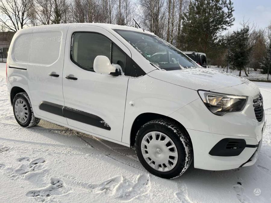 White Opel Combo 2019 in Taurage, with an engine capacity of 1.50 L and mileage of 115 thousand km for 7500 €, photo 5 on AUTOMOTO.COM.LV
