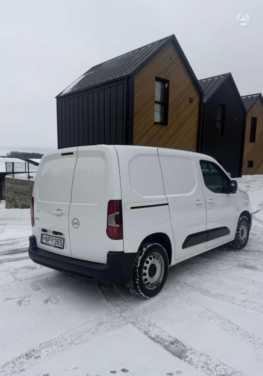 White Opel Combo 2020 in Vilnius, with an engine capacity of 1.50 L and mileage of 170 thousand km for 10200 €, photo 4 on AUTOMOTO.COM.LV