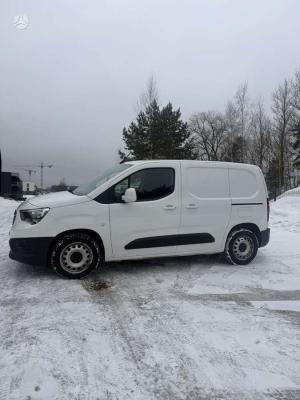 White Opel Combo 2020 in Vilnius, with an engine capacity of 1.50 L and mileage of 170 thousand km for 10200 €, photo 7 on AUTOMOTO.COM.LV
