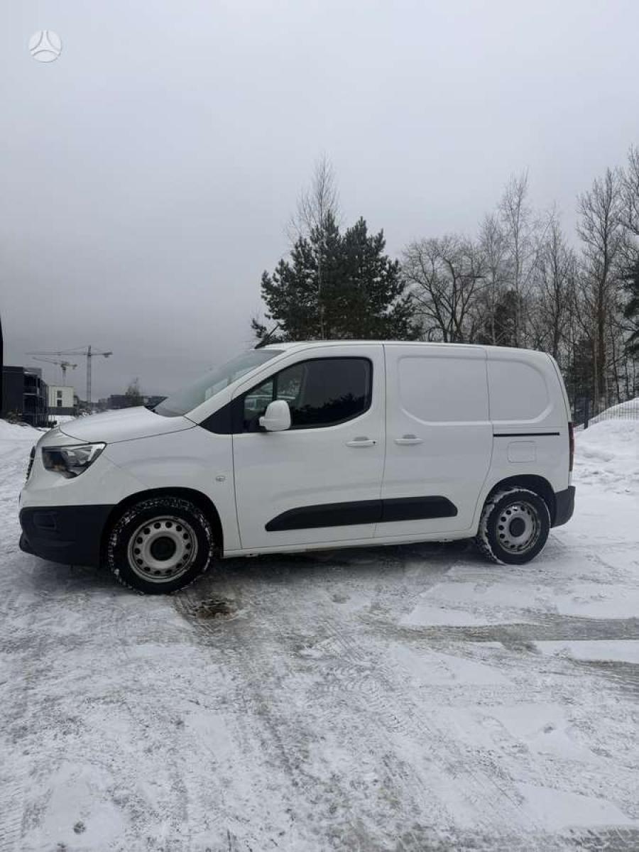 White Opel Combo 2020 in Vilnius, with an engine capacity of 1.50 L and mileage of 170 thousand km for 10200 €, photo 7 on AUTOMOTO.COM.LV