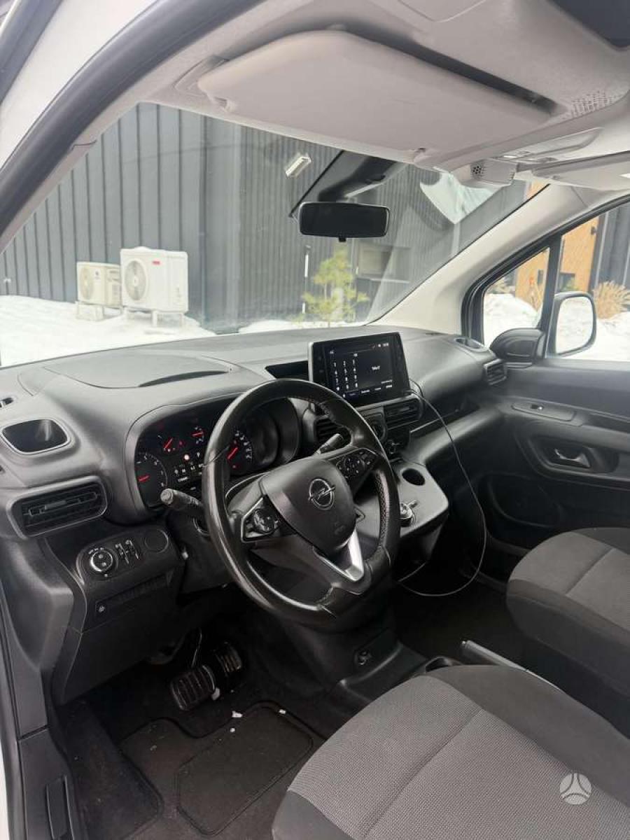 White Opel Combo 2020 in Vilnius, with an engine capacity of 1.50 L and mileage of 170 thousand km for 10200 €, photo 8 on AUTOMOTO.COM.LV