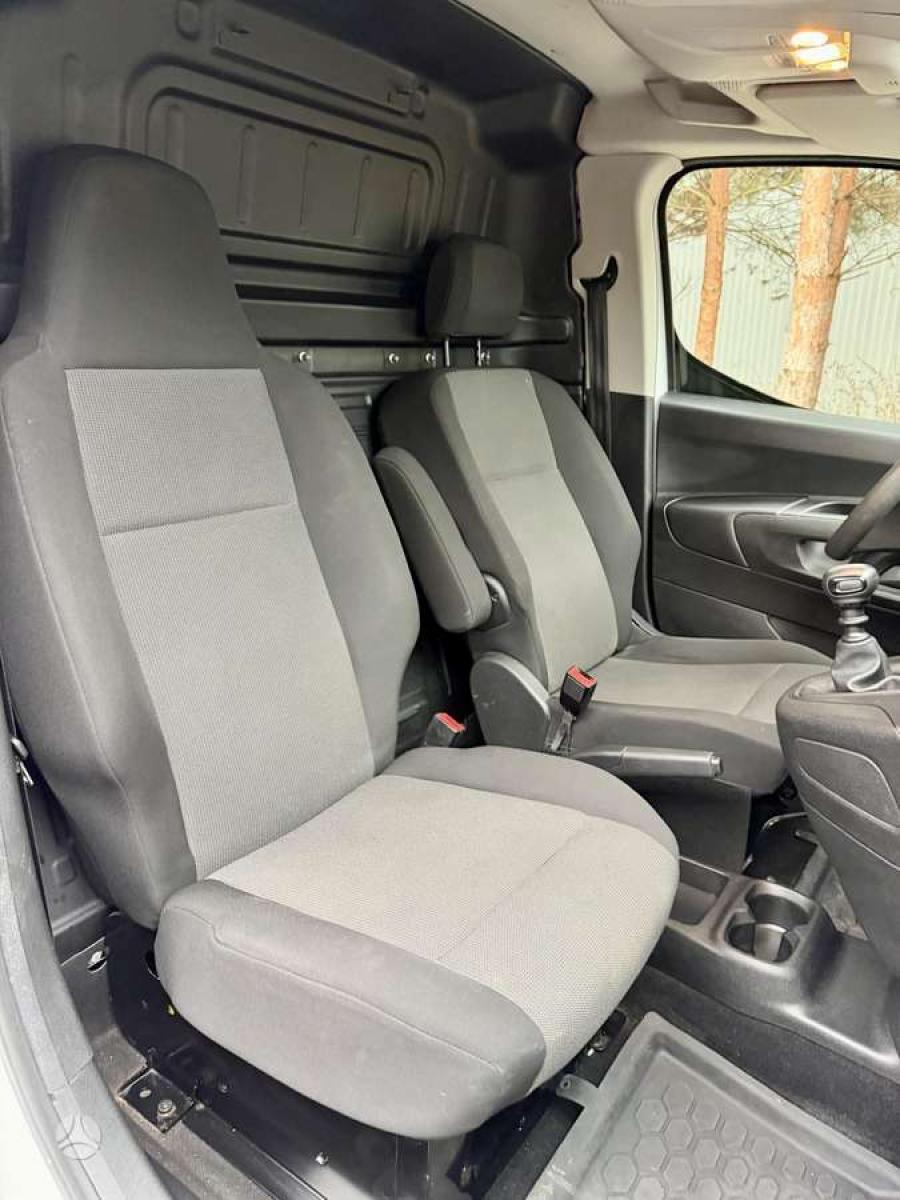 Balts Opel Combo 2022 Kauņa, ar dzinēja tilpumu 1.50 L un nobraukumu 131 tūkst. km par 9800 €, foto 17 vietnē AUTOMOTO.COM.LV