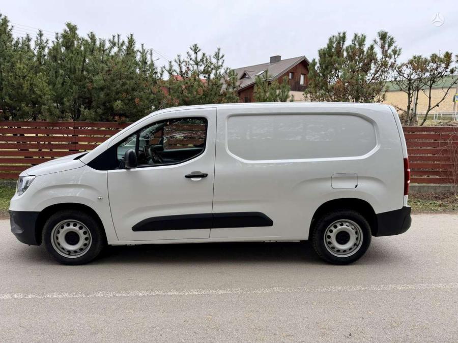 White Opel Combo 2022 in Kaunas, with an engine capacity of 1.50 L and mileage of 131 thousand km for 9999 €, photo 1 on AUTOMOTO.COM.LV