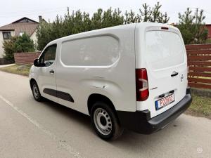 White Opel Combo 2022 in Kaunas, with an engine capacity of 1.50 L and mileage of 131 thousand km for 9999 €, photo 6 on AUTOMOTO.COM.LV