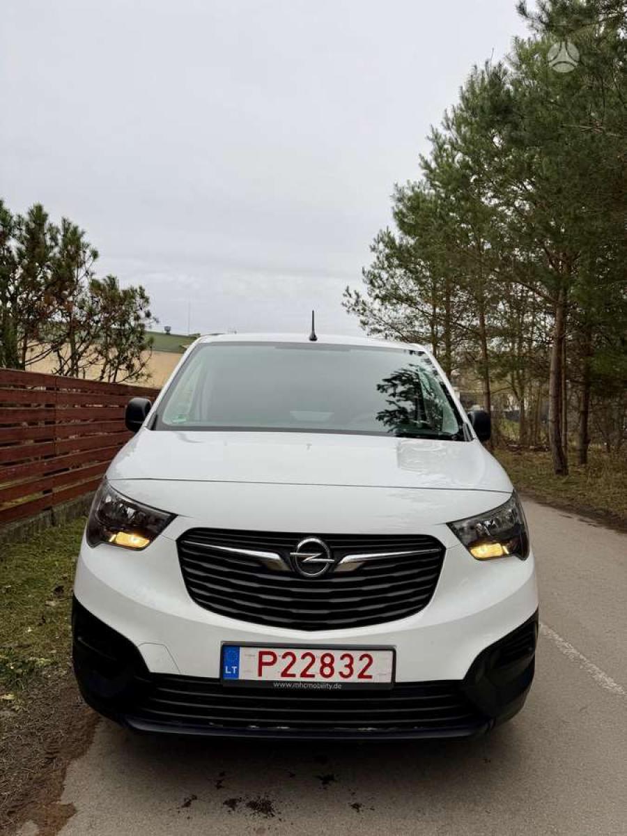 White Opel Combo 2022 in Kaunas, with an engine capacity of 1.50 L and mileage of 131 thousand km for 9999 €, photo 9 on AUTOMOTO.COM.LV