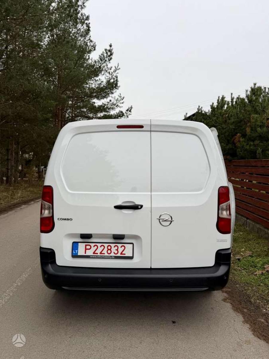 White Opel Combo 2022 in Kaunas, with an engine capacity of 1.50 L and mileage of 131 thousand km for 9999 €, photo 10 on AUTOMOTO.COM.LV