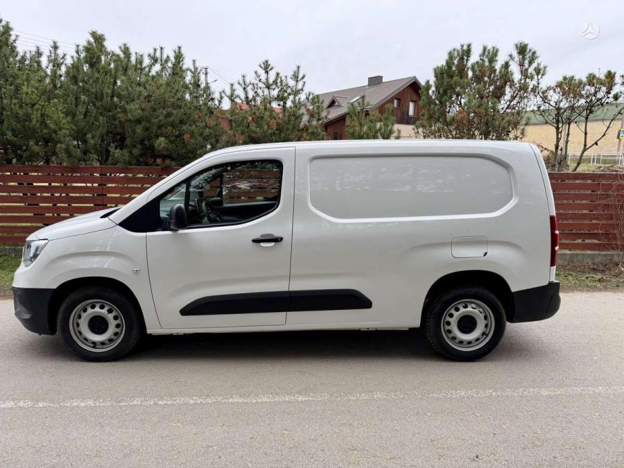 White Opel Combo 2022 in Kaunas, with an engine capacity of 1.50 L and mileage of 131 thousand km for 10500 €, photo 3 on AUTOMOTO.COM.LV