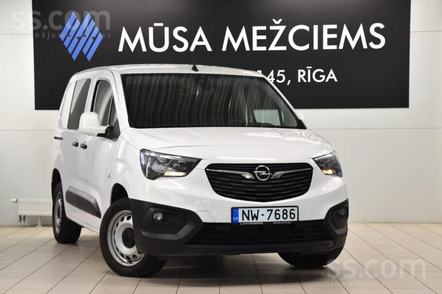 White Opel Combo 2021 in Riga, with an engine capacity of 1.50 L and mileage of 214 thousand km for 6990 €, photo 4 on AUTOMOTO.COM.LV