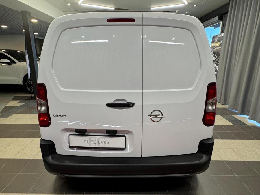 White Opel Combo 2021 in Riga, with an engine capacity of 1.50 L and mileage of 117 thousand km for 10490 €, photo 4 on AUTOMOTO.COM.LV