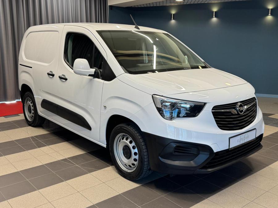 White Opel Combo 2021 in Riga, with an engine capacity of 1.50 L and mileage of 117 thousand km for 10490 €, photo 5 on AUTOMOTO.COM.LV