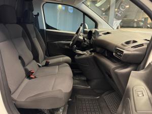 White Opel Combo 2021 in Riga, with an engine capacity of 1.50 L and mileage of 117 thousand km for 10490 €, photo 13 on AUTOMOTO.COM.LV