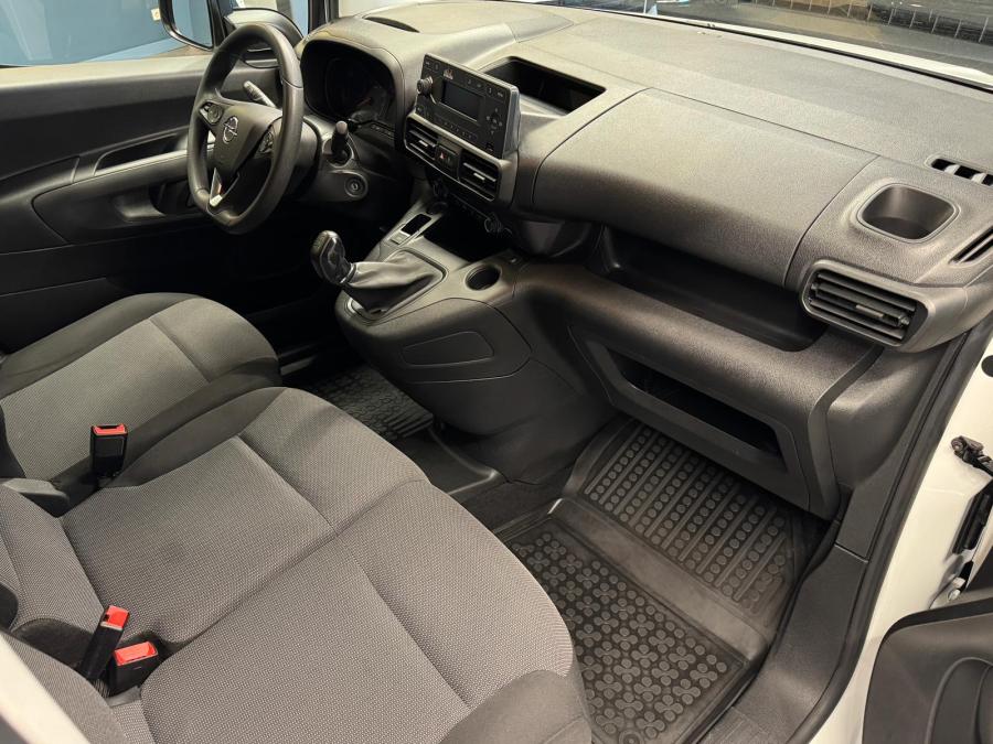 White Opel Combo 2021 in Riga, with an engine capacity of 1.50 L and mileage of 117 thousand km for 10490 €, photo 14 on AUTOMOTO.COM.LV
