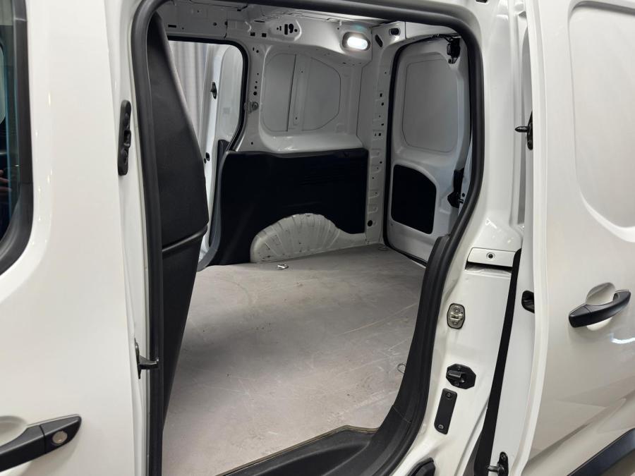 White Opel Combo 2021 in Riga, with an engine capacity of 1.50 L and mileage of 117 thousand km for 10490 €, photo 18 on AUTOMOTO.COM.LV