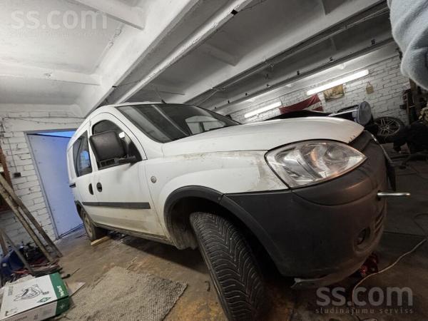 Balts Opel Combo 2005 Cēsis, ar dzinēja tilpumu 1.30 L un nobraukumu 425 tūkst. km par 400 €, foto 3 vietnē AUTOMOTO.COM.LV
