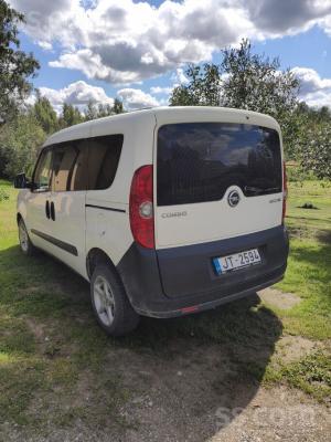 White Opel Combo 2014 in Ogre, with an engine capacity of 1.30 L and mileage of 292 thousand km for 2600 €, photo 3 on AUTOMOTO.COM.LV