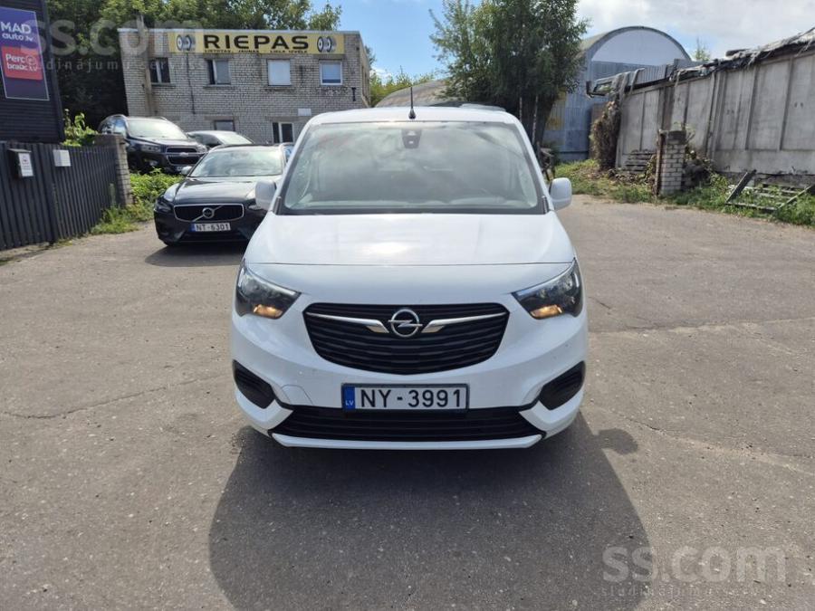White Opel Combo 2015 in Riga, with an engine capacity of 1.50 L and mileage of 226 thousand km for 8190 €, photo 4 on AUTOMOTO.COM.LV