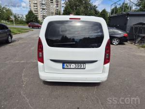 White Opel Combo 2015 in Riga, with an engine capacity of 1.50 L and mileage of 226 thousand km for 8190 €, photo 8 on AUTOMOTO.COM.LV