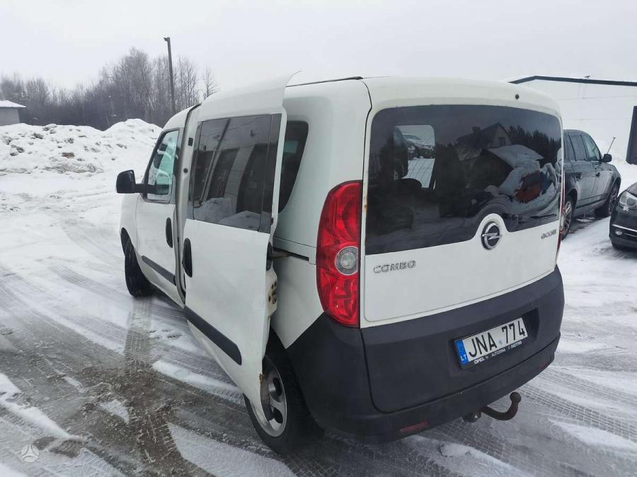 White Opel Combo 2016 in Utena, with an engine capacity of 1.30 L and mileage of 300 thousand km for 2550 €, photo 3 on AUTOMOTO.COM.LV