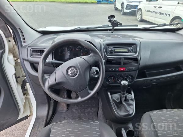 White Opel Combo 2016 in Riga, with an engine capacity of 1.30 L and mileage of 227 thousand km for 3900 €, photo 4 on AUTOMOTO.COM.LV