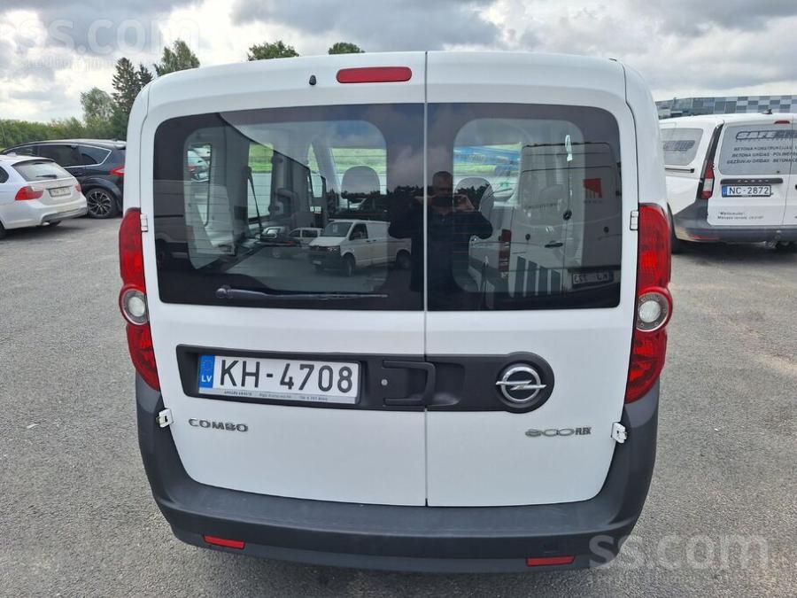 White Opel Combo 2016 in Riga, with an engine capacity of 1.30 L and mileage of 227 thousand km for 3900 €, photo 8 on AUTOMOTO.COM.LV