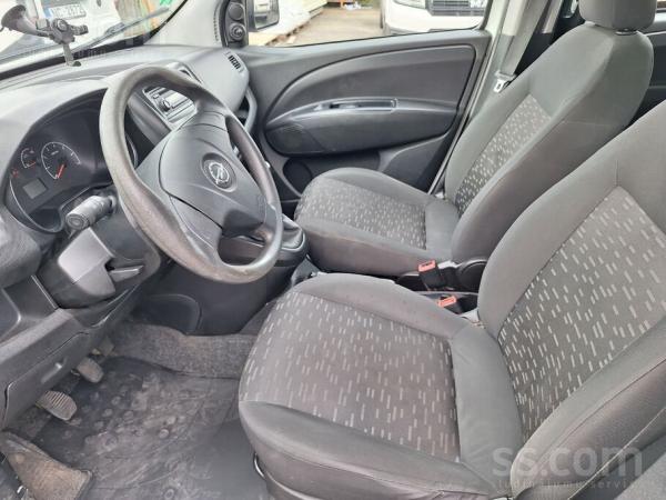 White Opel Combo 2016 in Riga, with an engine capacity of 1.30 L and mileage of 227 thousand km for 3900 €, photo 8 on AUTOMOTO.COM.LV