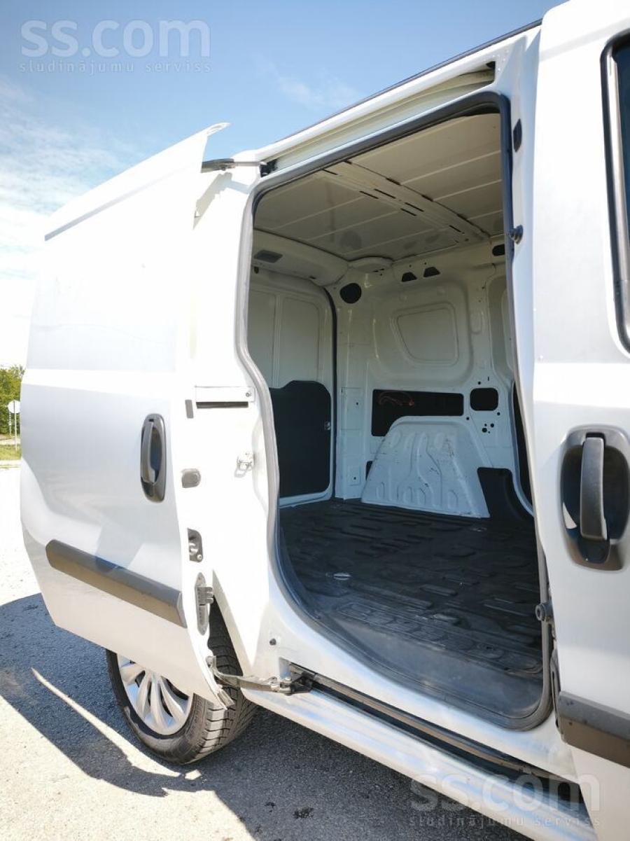 White Opel Combo 2017 in Riga, with an engine capacity of 1.30 L and mileage of 314 thousand km for 4599 €, photo 7 on AUTOMOTO.COM.LV