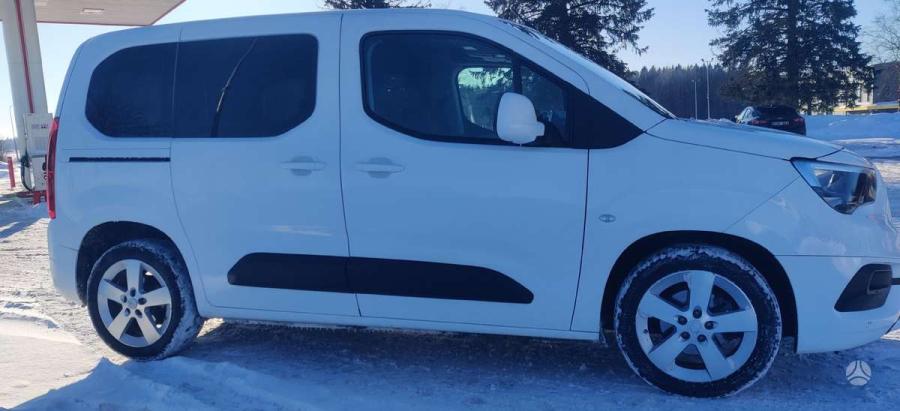 White Opel Combo 2019 in Plunge, with an engine capacity of 1.50 L and mileage of 143 thousand km for 10000 €, photo 4 on AUTOMOTO.COM.LV