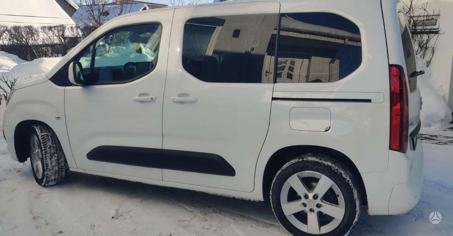 White Opel Combo 2019 in Plunge, with an engine capacity of 1.50 L and mileage of 143 thousand km for 10000 €, photo 10 on AUTOMOTO.COM.LV