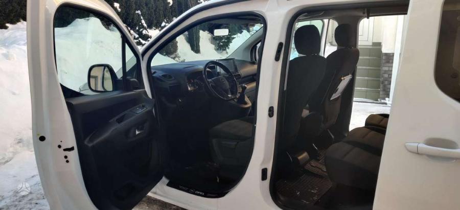 White Opel Combo 2019 in Plunge, with an engine capacity of 1.50 L and mileage of 143 thousand km for 10000 €, photo 11 on AUTOMOTO.COM.LV
