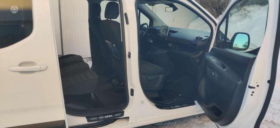 White Opel Combo 2019 in Plunge, with an engine capacity of 1.50 L and mileage of 143 thousand km for 10000 €, photo 12 on AUTOMOTO.COM.LV