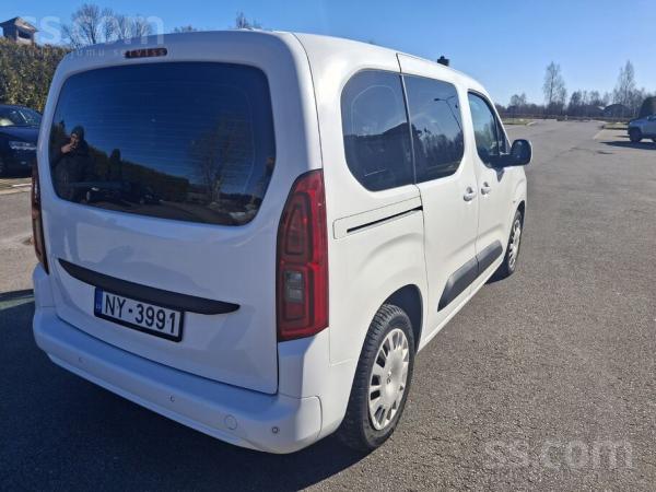 Balts Opel Combo 2019 Valmiera, ar dzinēja tilpumu 1.50 L un nobraukumu 220 tūkst. km par 8500 €, foto 4 vietnē AUTOMOTO.COM.LV