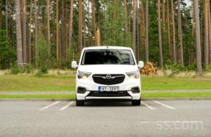 White Opel Combo 2019 in Riga, with an engine capacity of 1.50 L and mileage of 226 thousand km for 8190 €, photo 4 on AUTOMOTO.COM.LV