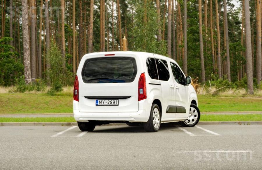 White Opel Combo 2019 in Riga, with an engine capacity of 1.50 L and mileage of 226 thousand km for 8190 €, photo 7 on AUTOMOTO.COM.LV