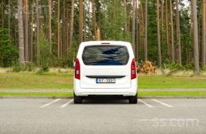 White Opel Combo 2019 in Riga, with an engine capacity of 1.50 L and mileage of 226 thousand km for 8190 €, photo 8 on AUTOMOTO.COM.LV