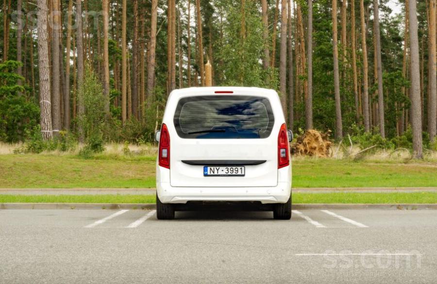 White Opel Combo 2019 in Riga, with an engine capacity of 1.50 L and mileage of 226 thousand km for 8190 €, photo 8 on AUTOMOTO.COM.LV