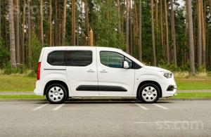 White Opel Combo 2019 in Riga, with an engine capacity of 1.50 L and mileage of 226 thousand km for 8190 €, photo 10 on AUTOMOTO.COM.LV