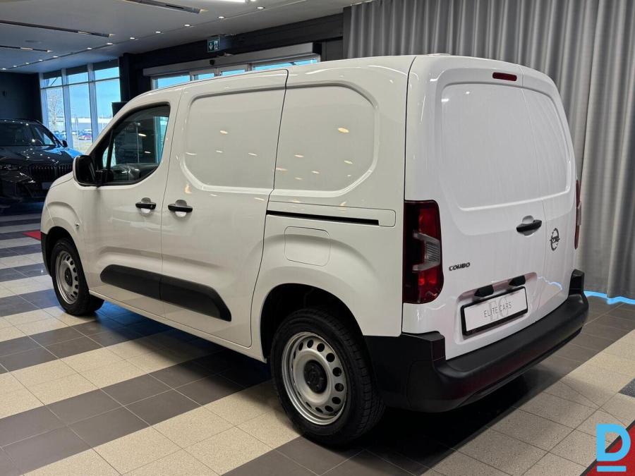 White Opel Combo 2021 in Marupe, with an engine capacity of 1.50 L and mileage of 117 thousand km for 11190 €, photo 3 on AUTOMOTO.COM.LV