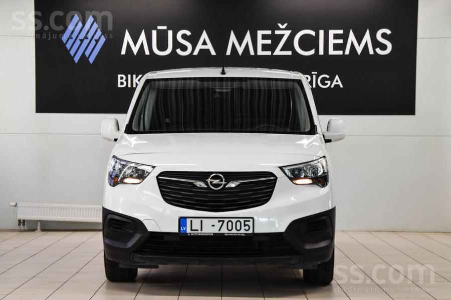 White Opel Combo 2021 in Riga, with an engine capacity of 1.50 L and mileage of 168 thousand km for 8990 €, photo 3 on AUTOMOTO.COM.LV
