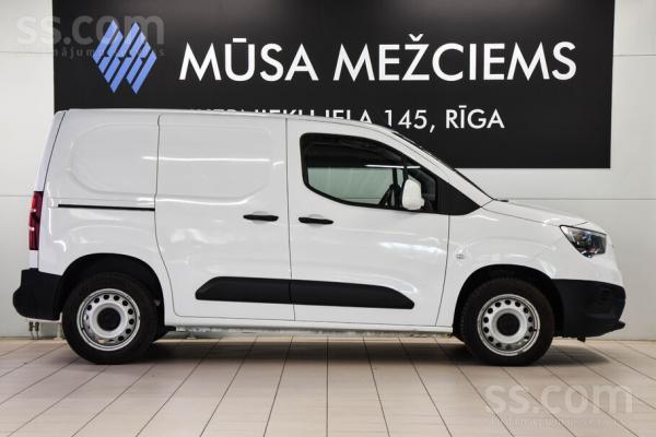 White Opel Combo 2021 in Riga, with an engine capacity of 1.50 L and mileage of 168 thousand km for 8990 €, photo 4 on AUTOMOTO.COM.LV