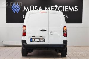 White Opel Combo 2021 in Riga, with an engine capacity of 1.50 L and mileage of 168 thousand km for 8990 €, photo 8 on AUTOMOTO.COM.LV