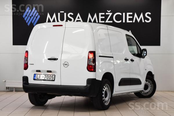 White Opel Combo 2021 in Riga, with an engine capacity of 1.50 L and mileage of 168 thousand km for 8990 €, photo 8 on AUTOMOTO.COM.LV