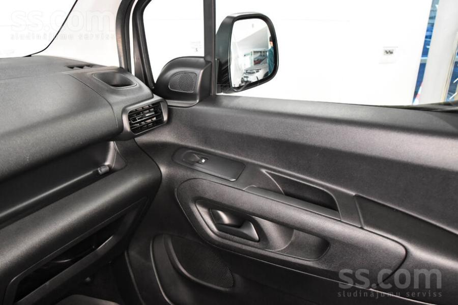 White Opel Combo 2021 in Riga, with an engine capacity of 1.50 L and mileage of 168 thousand km for 8990 €, photo 12 on AUTOMOTO.COM.LV
