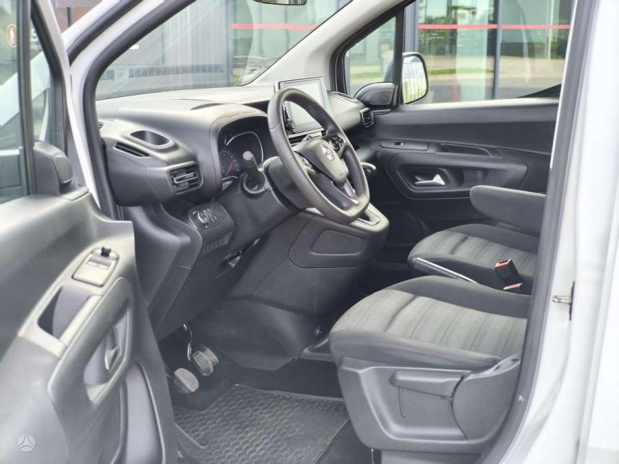 White Opel Combo 2021 in Siauliai, with an engine capacity of 1.50 L and mileage of 202 thousand km for 10800 €, photo 10 on AUTOMOTO.COM.LV