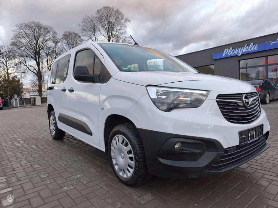 White Opel Combo 2022 in Vilnius, with an engine capacity of 1.50 L and mileage of 128 thousand km for 8200 €, photo 1 on AUTOMOTO.COM.LV
