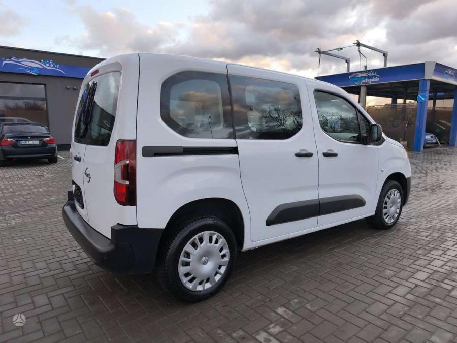 White Opel Combo 2022 in Vilnius, with an engine capacity of 1.50 L and mileage of 128 thousand km for 8200 €, photo 2 on AUTOMOTO.COM.LV